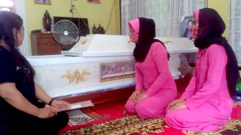 Bagaimana Hukumnya Melayat Jenazah Non Muslim Menurut Ajaran Islam ...